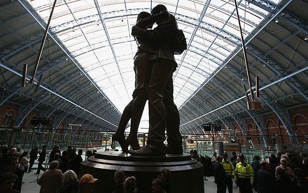 See These 5 Beautiful Love-Themed Statues | XoticBrands Home Decor