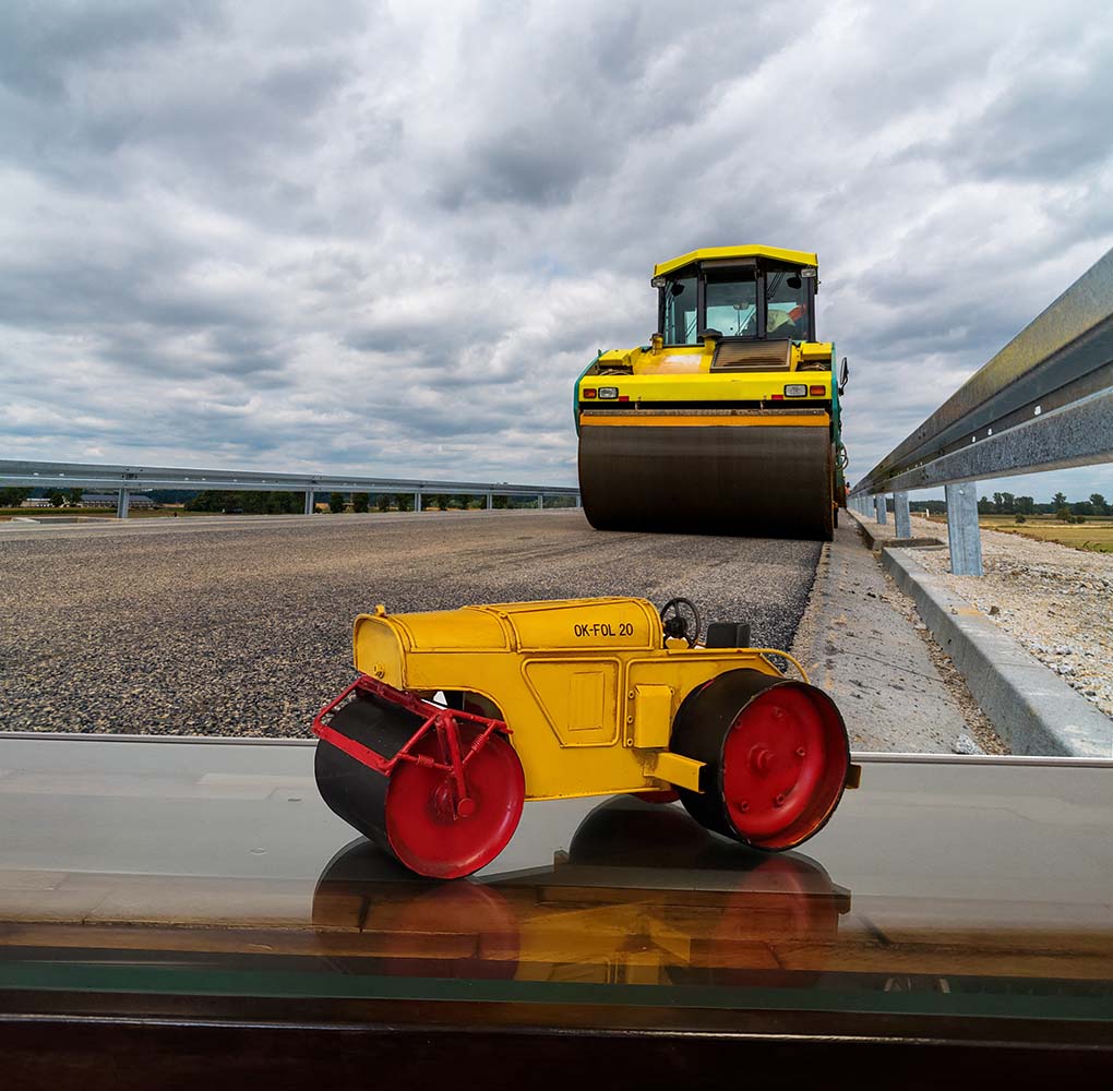 Metal Handmade Steam Roller Model | XoticBrands Home Decor